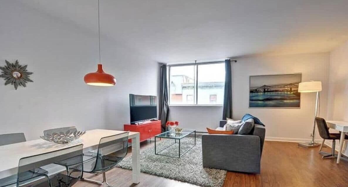 Spacious & Bright | Tv | Desk | Pet Friendly | Ac - Montreal