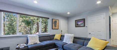 Casa, 2 camas queen-size, banheira de hidromassagem grande, vista para a montanha (Private Woods) | Sala de estar