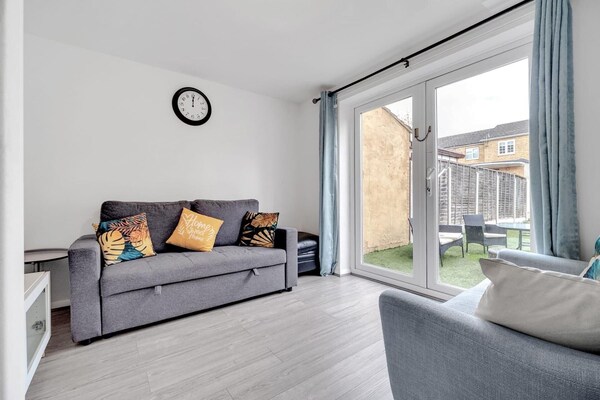 4 Bedrooms - Up To 11 Guests - Free Parking - Romford