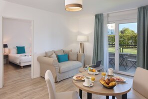 Quarto, 1 cama queen-size, não fumadores (Upgrade) | Berços/camas para crianças grátis, Wi-fi grátis 