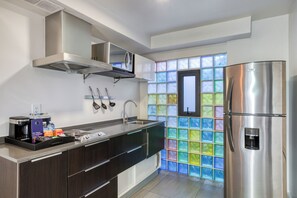 Apartamento, 1 cama Queen (Larger Room) | Cozinha privada | Geladeira grande, cooktop, cafeteira/chaleira