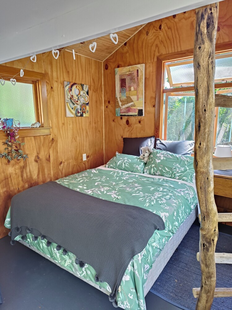 Private and Relaxing pet friendly cabin near Barrytown and Punakaiki ...