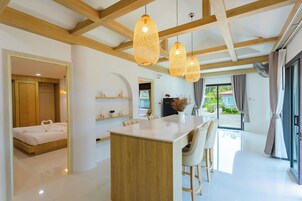 Villa Premium, piscina privativa | Sala de estar | Televisor LED de 42 polegadas com canais por cabo 