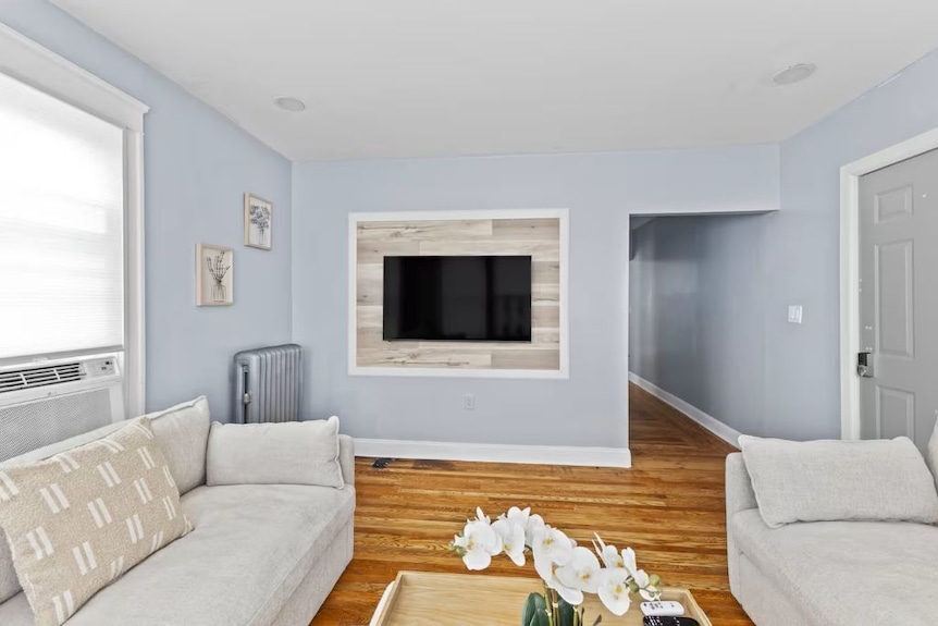 Roger William 2nd Floor- 3 Bedroom Apartment All Included- Long Term - Providence, RI