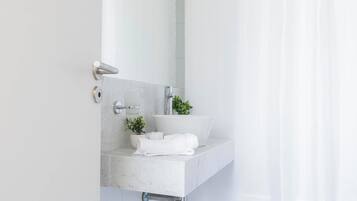 Apartamento | Casa de banho | Um secador de cabelo, toalhas fornecidas