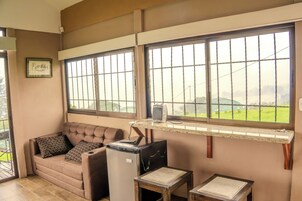 Quarto Duplo ou Twin Deluxe, Vista para a cidade | Sala de estar | TV de ecrã plano 
