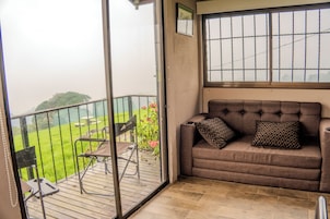 Quarto casal ou duplo luxo, vista para a cidade | Área de estar | TV de tela plana