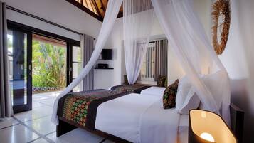 Cofres nos quartos, escrivaninha, ferros/tábuas de passar roupa