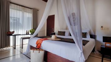 Cofres nos quartos, escrivaninha, ferros/tábuas de passar roupa