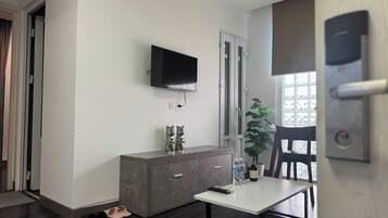 Apartamento, 2 quartos | Minibar, Wi-fi grátis, roupa de cama fornecida