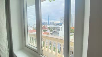 Quarto, 1 cama Queen, sacada | Frigobar, Wi-Fi de cortesia, roupa de cama