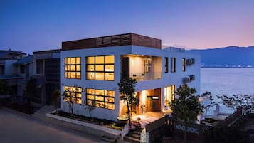 Villa, vista para o lago | Secretária, secretária adequada para computadores portáteis