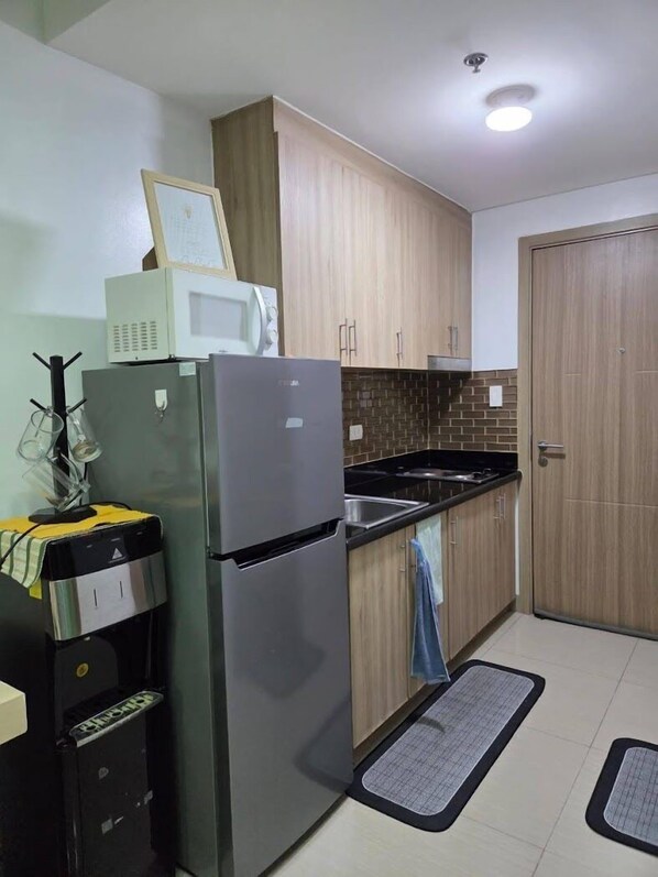 Apartamento Standard | Cozinha privada | Um frigorífico, um micro-ondas, uma placa de cozinha