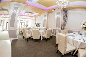 Café da manhã com buffet todos os dias (EUR 50 por pessoa) 