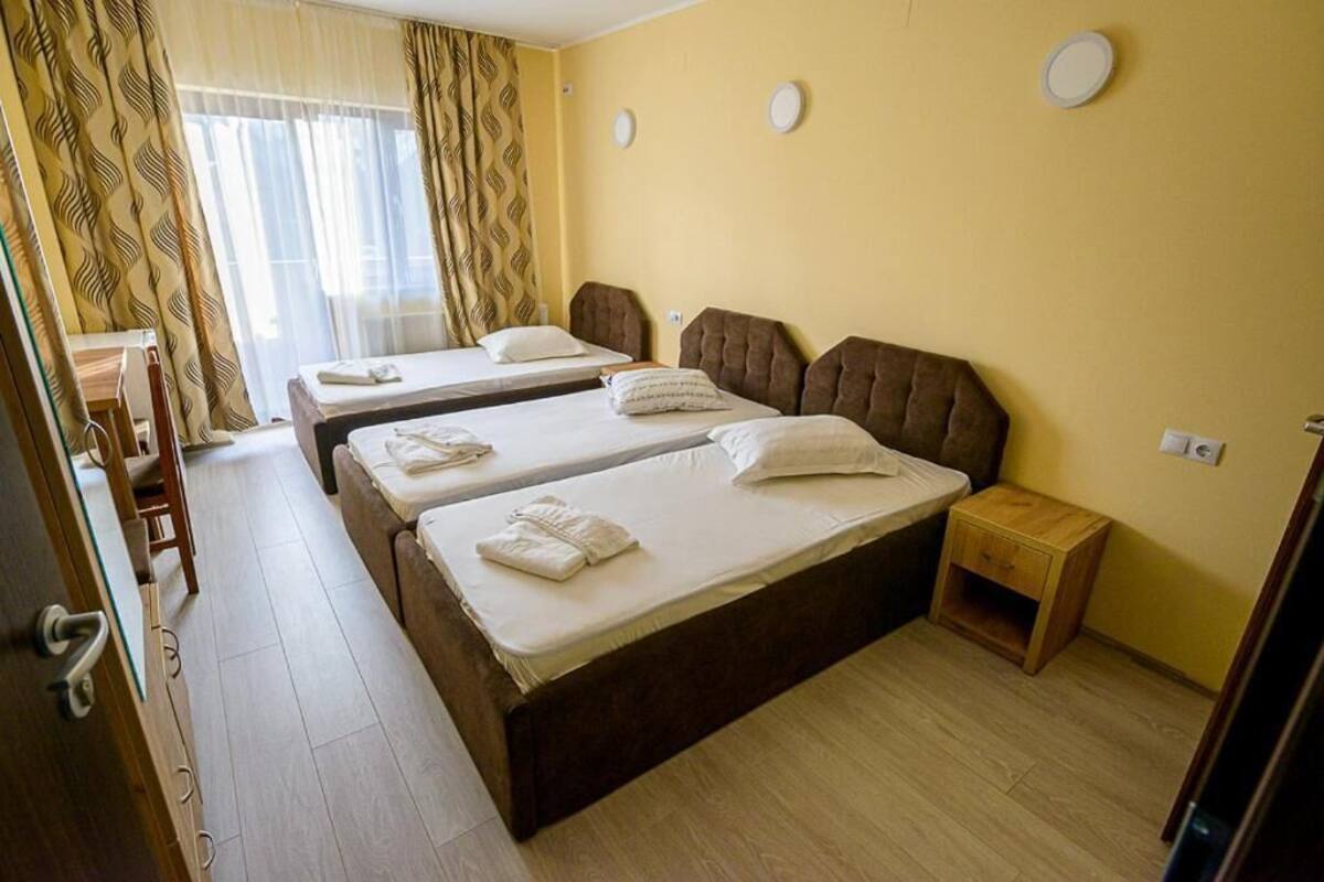 Quarto triplo | Escrivaninha, Wi-Fi de cortesia