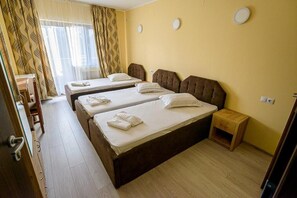 Quarto triplo | Escrivaninha, Wi-Fi de cortesia
