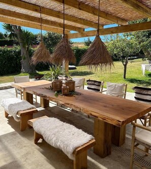 Terraço com espreguiçadeiras
