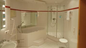 Quarto conforto, 1 cama de casal, para não fumantes | Banheiro | Chuveiro, produtos de toalete grátis, secador de cabelo