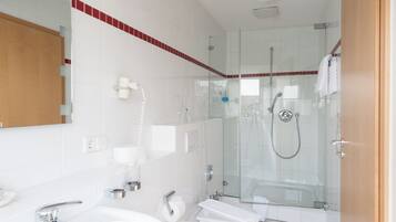 Quarto empresarial, 1 cama Queen, para não fumantes | Banheiro | Chuveiro, produtos de toalete grátis, secador de cabelo