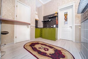 Estúdio Superior, pátio | Cozinha privada | Um micro-ondas no espaço comum