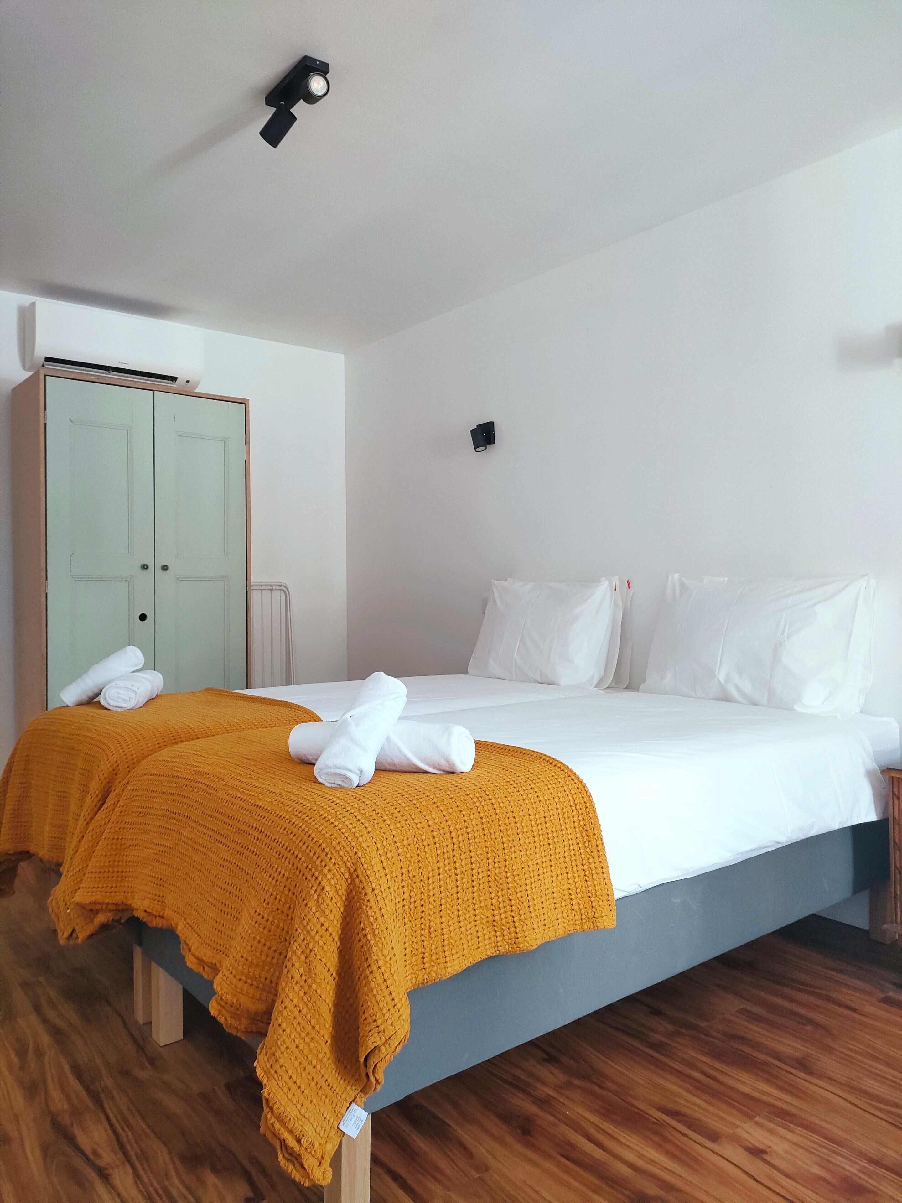 Quarto Duplo ou Twin Comfort, 2 camas individuais, ar condicionado, vista para o vale | Secretária, secretária adequada para computadores portáteis 