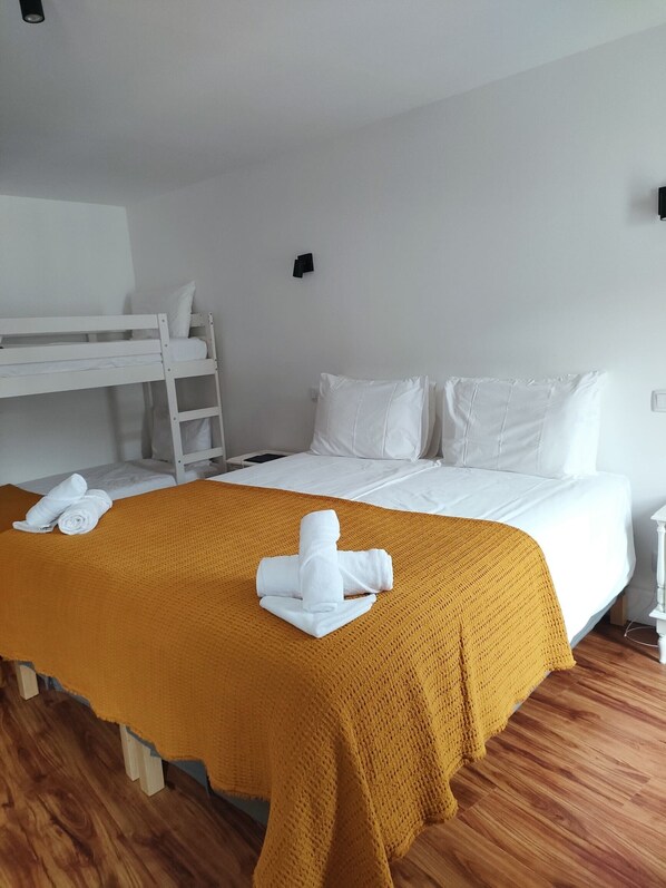 Quarto casal ou duplo, várias camas, sacada, vista para o vale | Escrivaninha, espaço de trabalho para notebook, Wi-Fi de cortesia