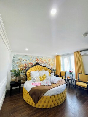 Quarto casal luxo, vista para a cidade | Lençóis italianos Frette, roupas de cama premium, edredons de pluma
