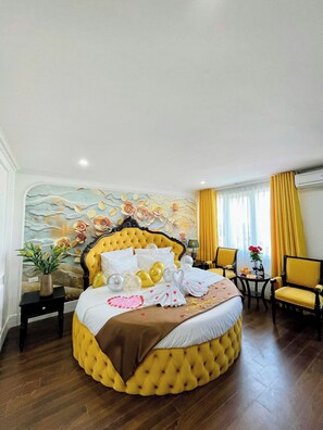 Quarto casal luxo, vista para a cidade | Lençóis italianos Frette, roupas de cama premium, edredons de pluma