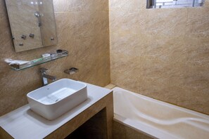 Quarto Duplo Deluxe, vista para a praia | Casa de banho | Artigos de higiene pessoal grátis, toalhas fornecidas, sabão, champô 