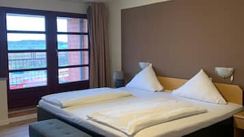 Cofres nos quartos, escrivaninha, espaço de trabalho para notebook