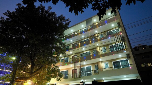 Fachada do alojamento (tarde/noite)