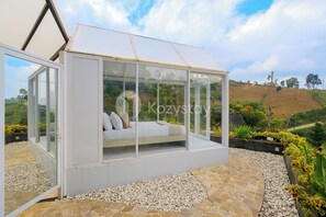 Villa, 4 quartos, vista para a montanha | Secretária, secretária adequada para computadores portáteis 