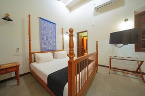 Quarto Duplo Deluxe, vista para o jardim | Secretária, secretária adequada para computadores portáteis 