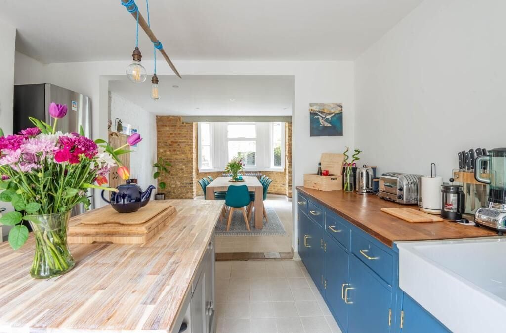 Uma chaleira elétrica, uma torradeira 