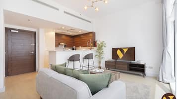 Apartamento de Luxo, varanda, vista para o canal | Sala de estar | Smart TV de 50 polegadas com canais via satélite