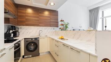Apartamento superluxo, sacada, vista para o canal | Cozinha privada | Geladeira grande, micro-ondas, fogão, cooktop