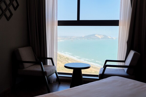 Quarto Twin Deluxe, vista para o mar | Cofre no quarto, quartos insonorizados, ferro/tábua de engomar 