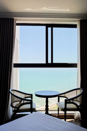 Quarto Familiar, vista para o mar | Sala de estar | Televisor 