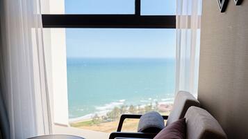 Quarto duplo luxo, vista para o mar | Área de estar