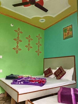 Camas desdobráveis, roupa de cama fornecida 