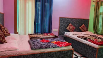 Quarto Familiar, vista para a montanha | Secretária adequada para computadores portáteis, camas desdobráveis