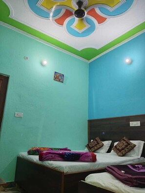 Camas desdobráveis, roupa de cama fornecida 