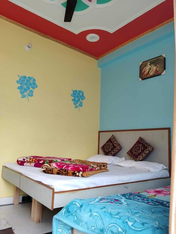 Camas desdobráveis, roupa de cama fornecida 