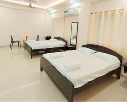 Quarto Duplo ou Twin Deluxe, vista para a piscina | Wi-fi grátis 