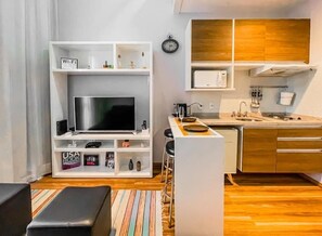 Apartamento Clássico, 1 cama queen-size e sofá-cama | Cozinha privada | Um micro-ondas, utensílios de cozinha 