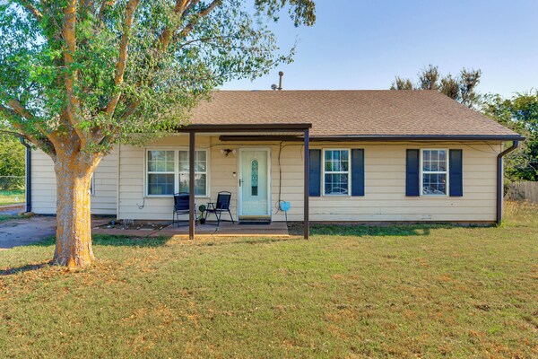 2 Mi To Fort Sill: Quiet Family Retreat W/ Yard - Elgin, OK