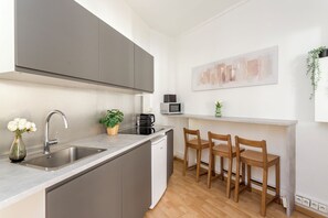 Apartamento | Cozinha privada | Um frigorífico, um micro-ondas, uma placa de cozinha, uma torradeira 