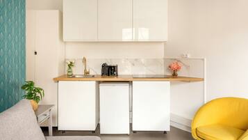 Apartamento | Cozinha privada | Um frigorífico, um micro-ondas, uma placa de cozinha, uma torradeira