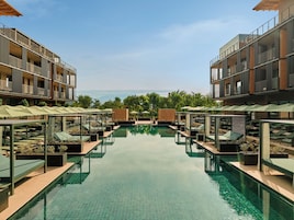 Piscina interior, piscina exterior, guarda-sóis, espreguiçadeiras