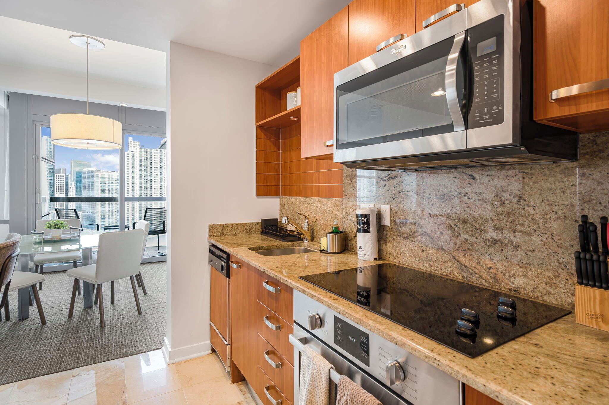 Condo, sacada, vista para a cidade | Cozinha privada | Cafeteira/chaleira, torradeira, liquidificador
